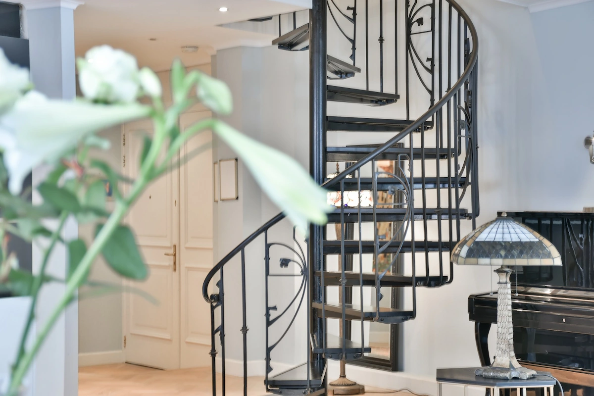 10 Desain Tangga Rumah Sempit yang Membuat Ruang Terasa Luas