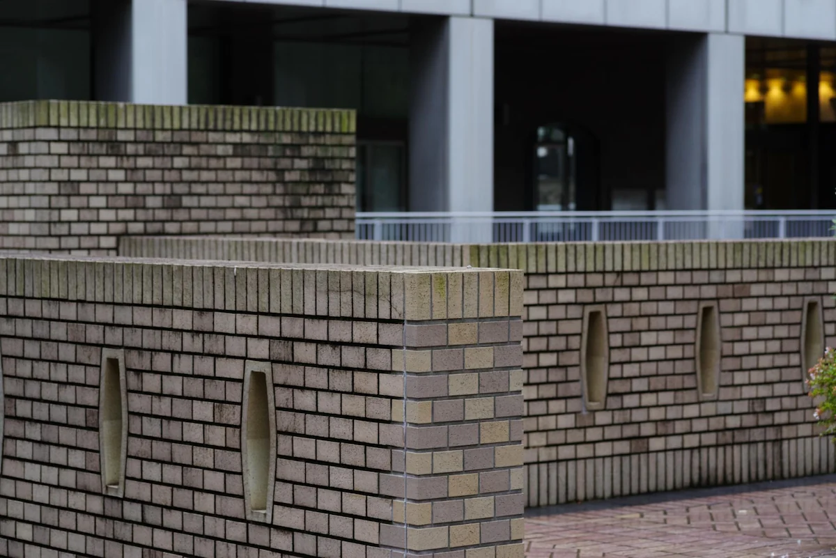 15 Desain Pagar Tembok Roster yang Minimalis dan Modern