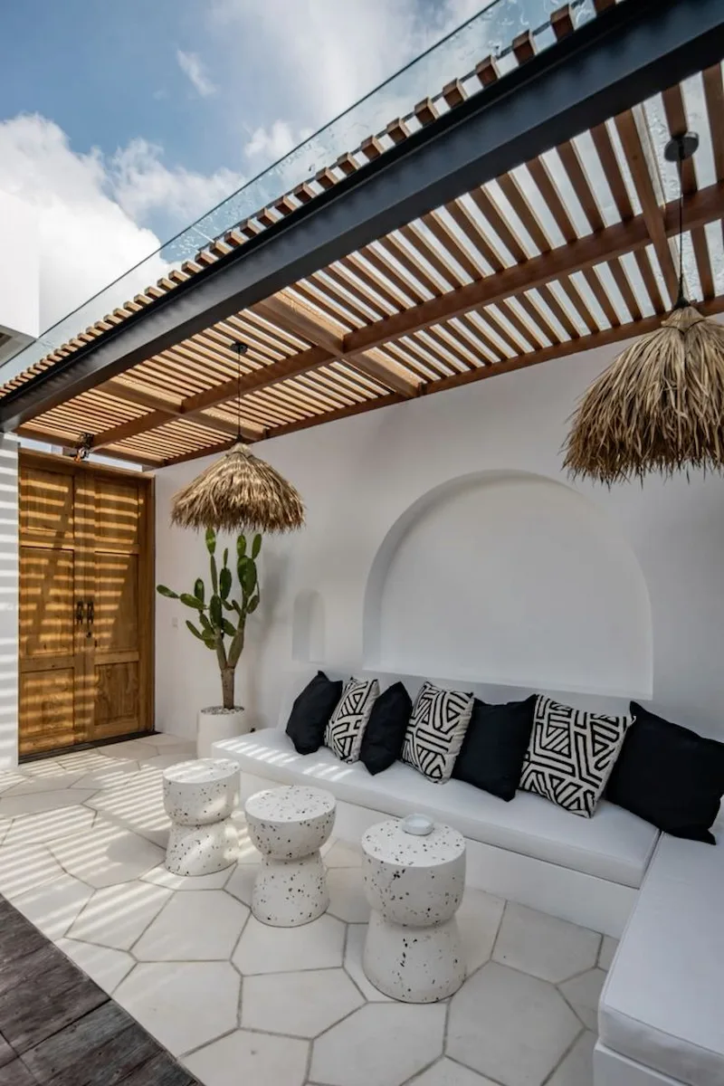 7 Dekorasi Teras Rumah ala Cafe yang Cocok buat Nyantai!