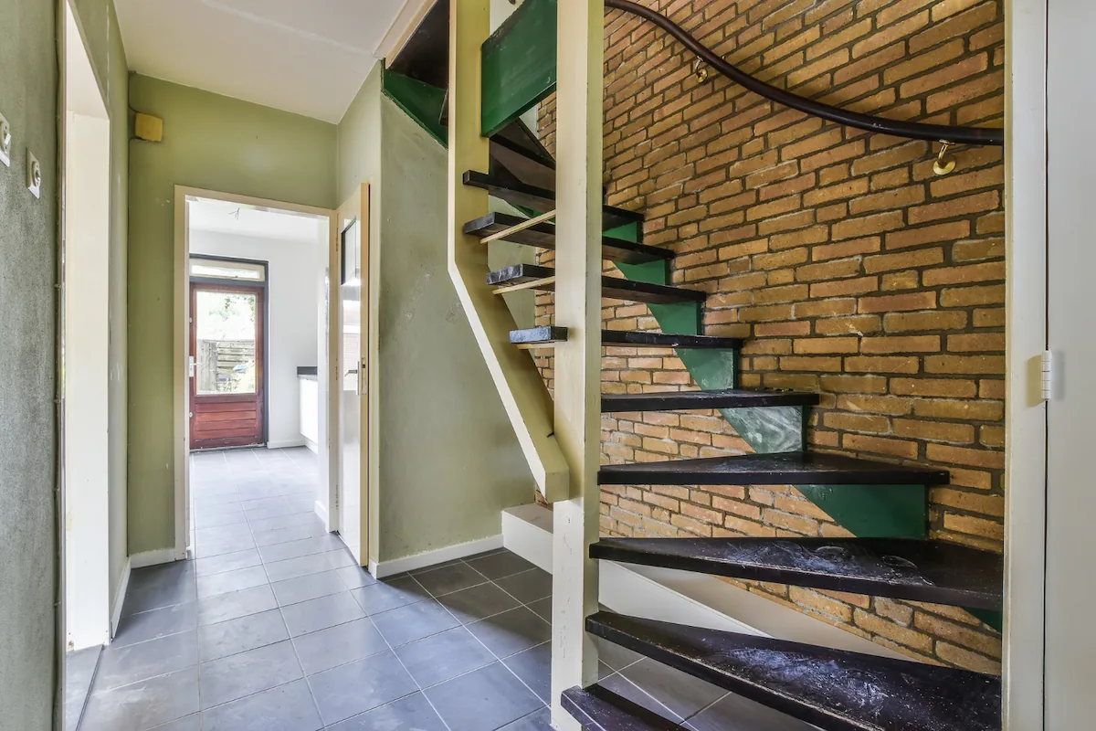 10 Staircase Designs for Small Houses to Look Spacious