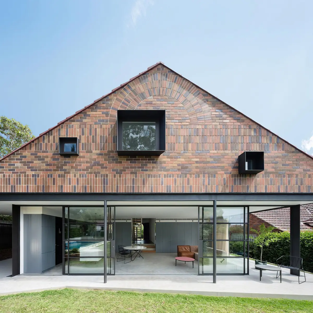 9 Inspirasi Desain Rumah Bata Merah Klasik yang Memikat